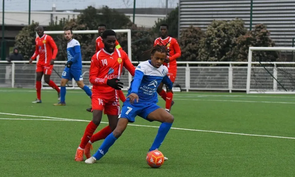 Football. R2 : Contre la réserve de l’US Changé, Yannick Yenga a offert ...