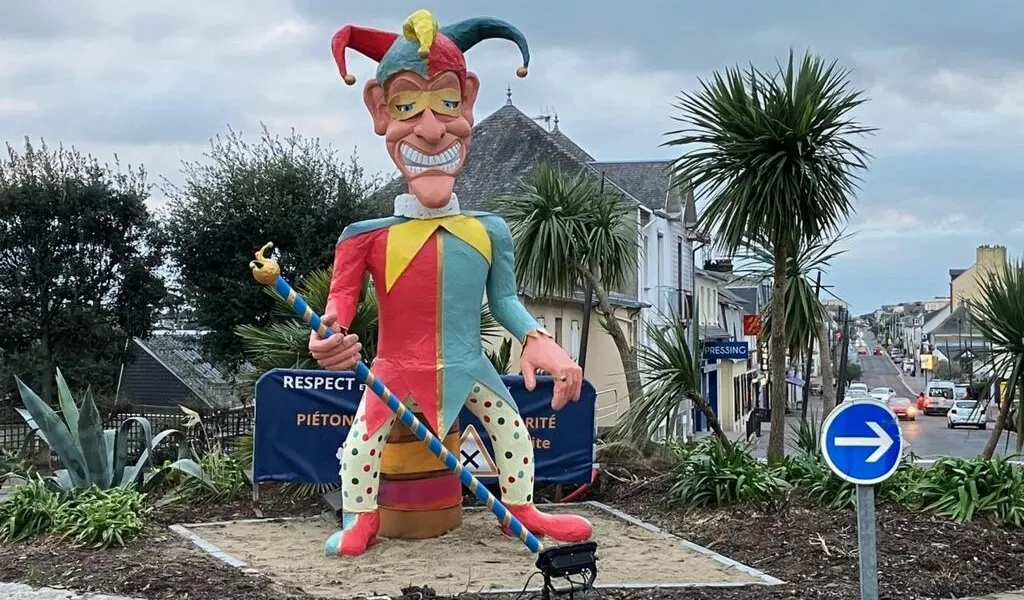 Donville-les-Bains. Le Bouffon illuminé trône sur le rond-point ...