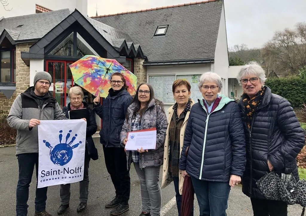 Garder, ou pas, la main ? À Saint-Nolff, le changement de logo de la ...