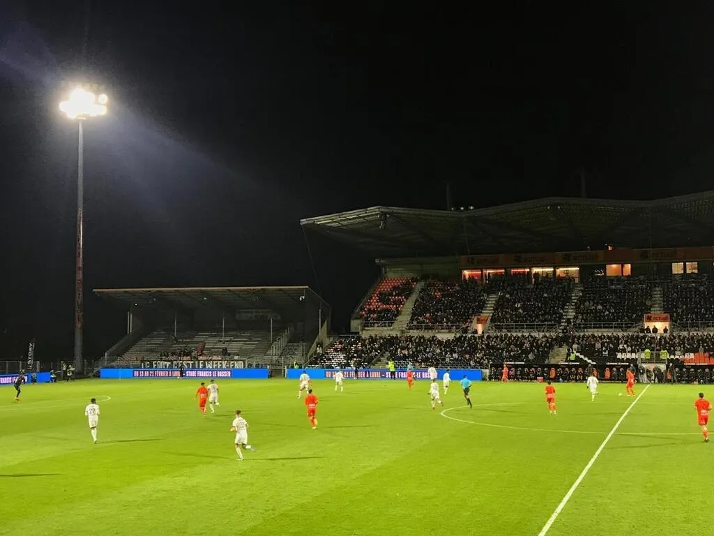 Laval. Mais que se passe-t-il avec les projecteurs du stade Francis-Le Basser ? - Laval.maville.com