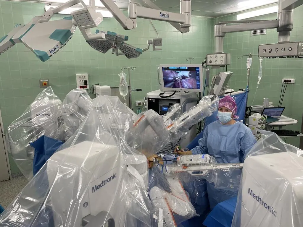 REPORTAGE. Comment le chirurgien a retiré un utérus aidé par un nouveau ...