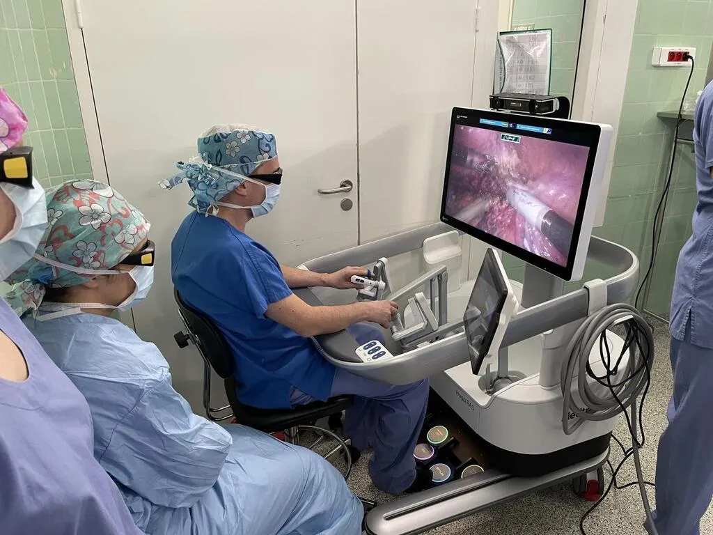 REPORTAGE. Comment le chirurgien a retiré un utérus aidé par un nouveau ...