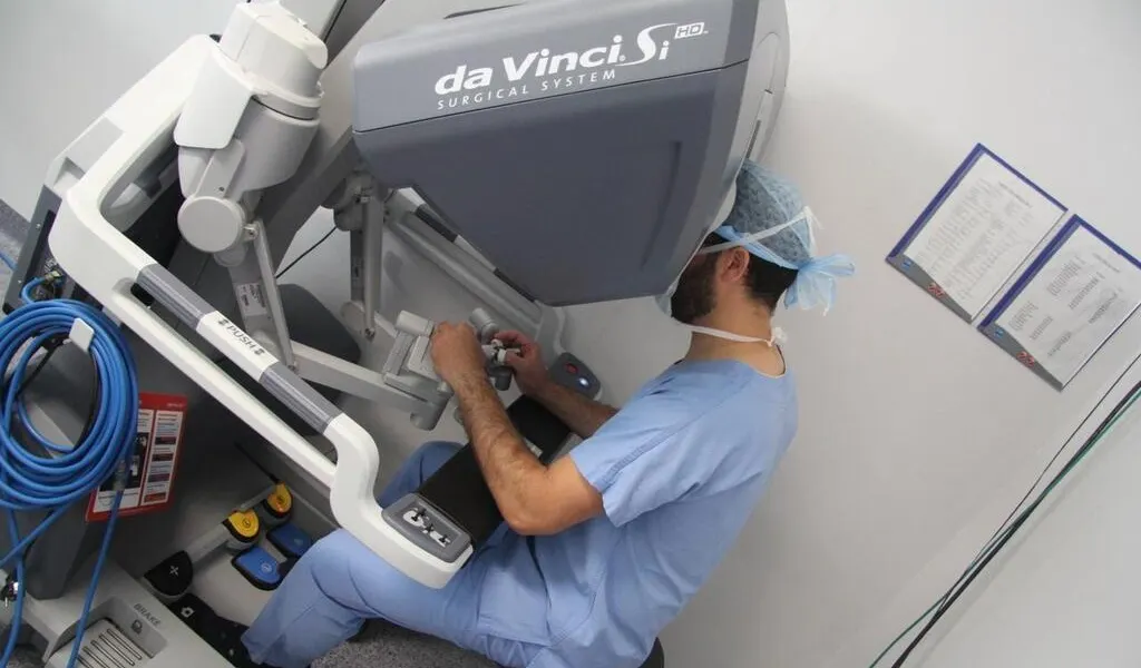 Robots au CHU de Rennes : « C’est important de se former à cette ...