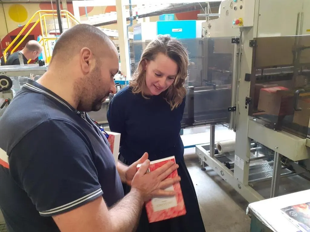 La Flèche. L’autrice Aurélie Valognes en visite chez l’imprimeur ...