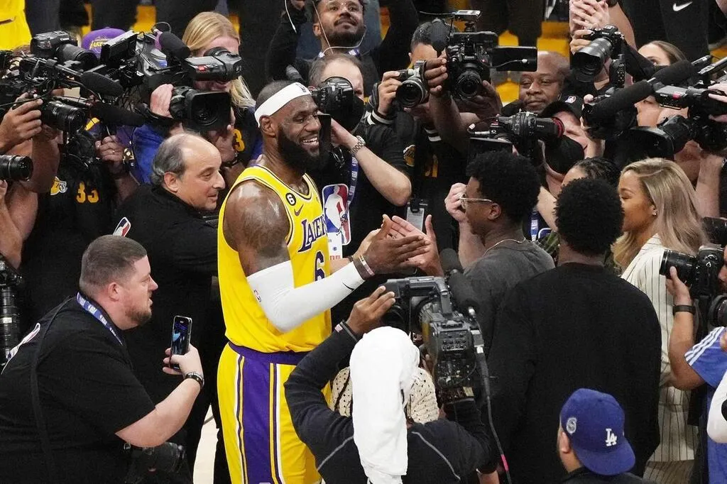 VIDÉO. NBA : revivez le point qui a fait entrer LeBron James dans l’histoire . Sport - Granville ...