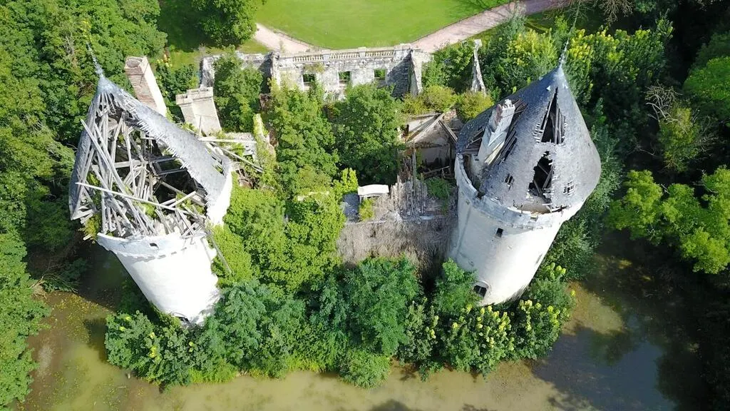 Pour seulement 100 €, cette mairie rachète le château du village abandonné depuis 70 ans - Tours ...