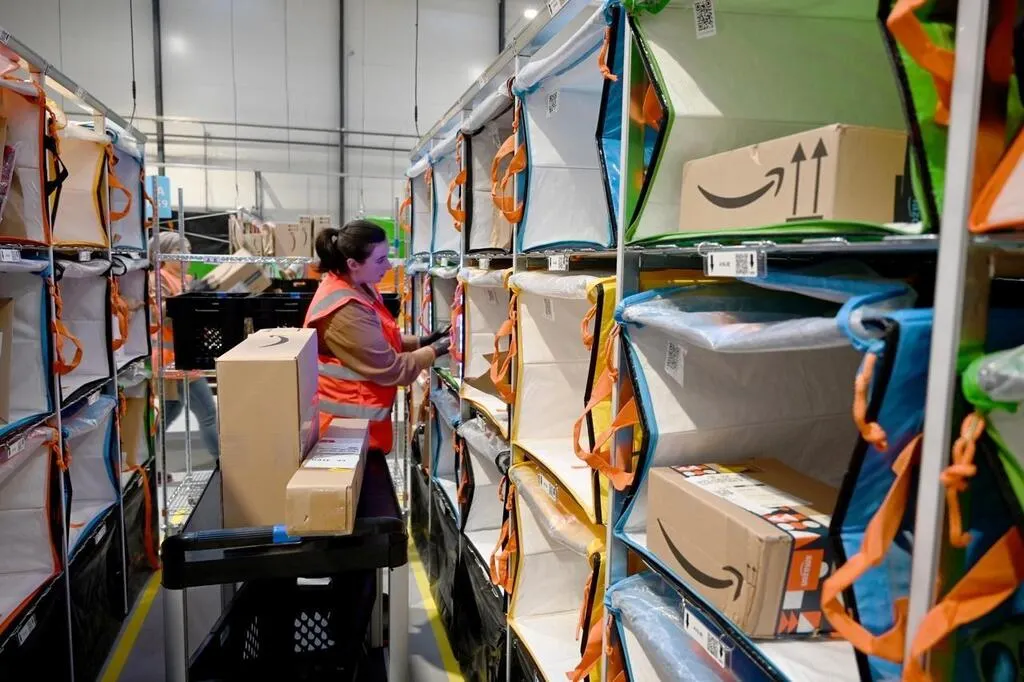 REPORTAGE. Dans les coulisses du premier site logistique Amazon en ...