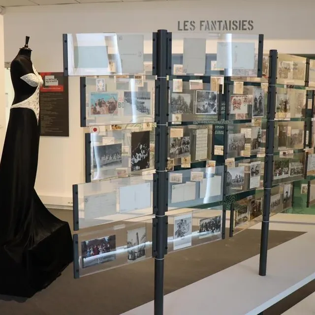 Bretagne. Quand les cartes postales rencontrent les costumes du brodeur ...