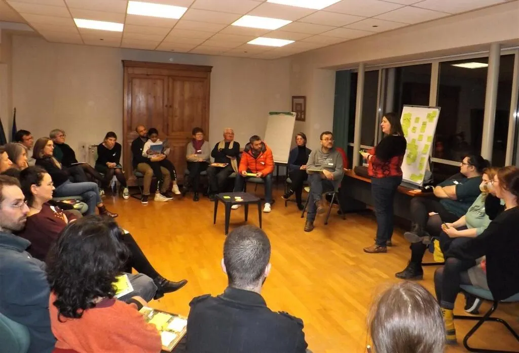 Vingt-sept personnes pour imaginer la future médiathèque de Coësmes ...