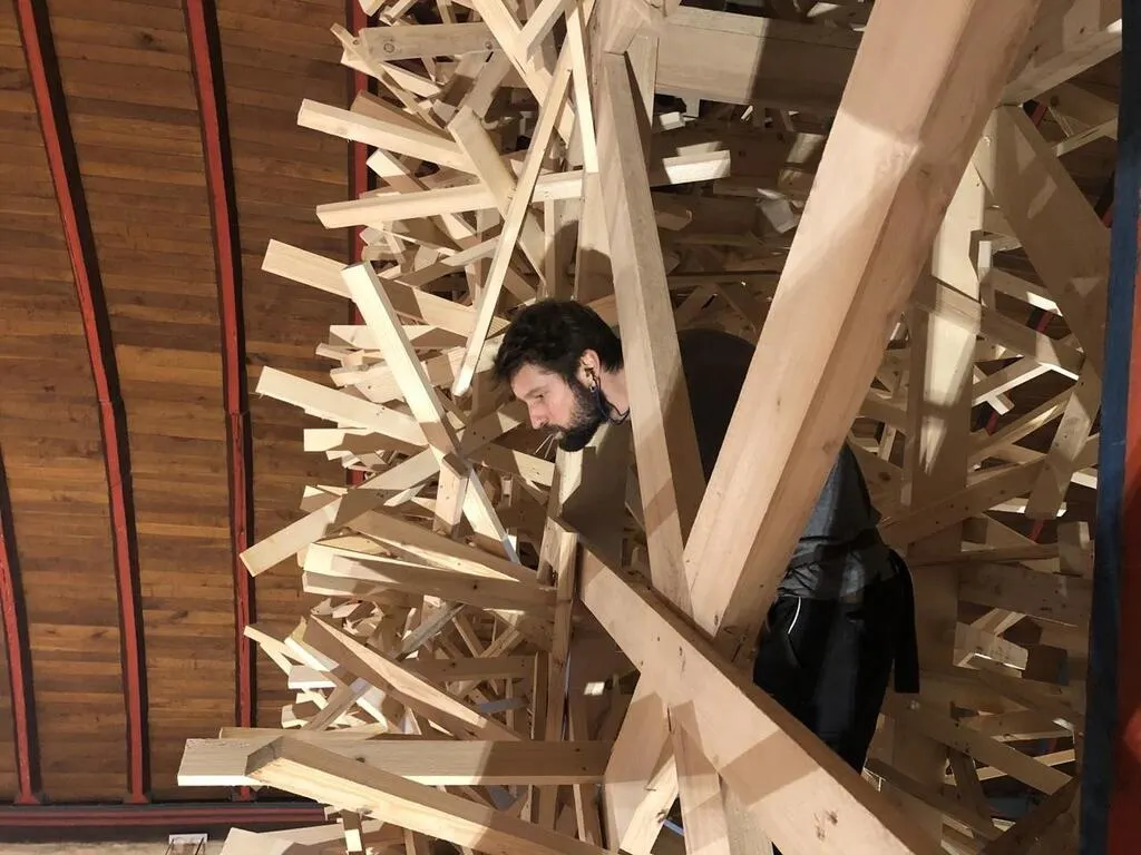 À Laval, l’artiste Simon Augade lève le voile sur sa porte monumentale ...