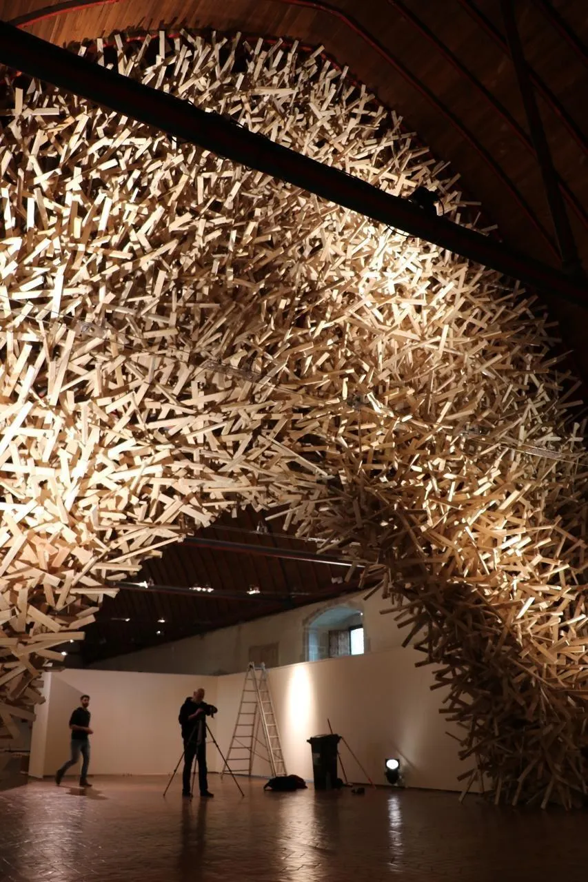 À Laval, l’artiste Simon Augade lève le voile sur sa porte monumentale ...