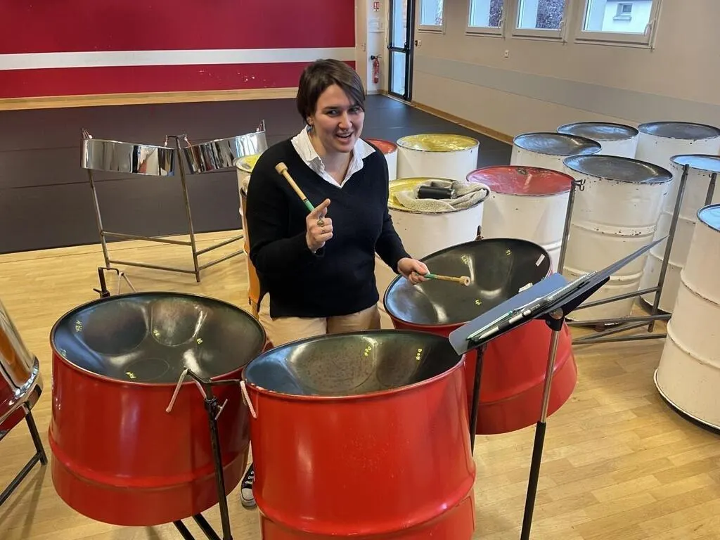 « On doit tout apprendre par cœur » : en Mayenne, les Caraïbes résonnent avec le steel drum ...