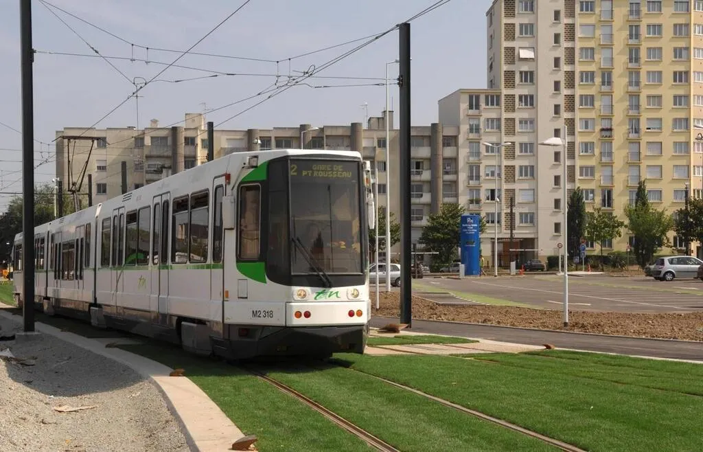 Voiture contre poteau électrique du tramway : trafic perturbé sur la ...