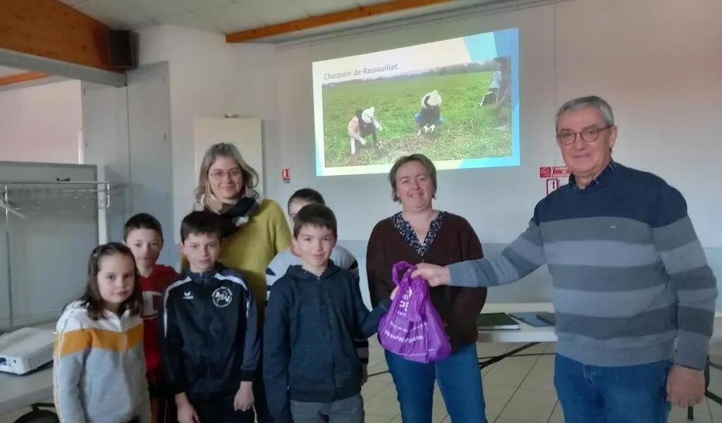 Rives-de-l’Yon. Une carte de pêche offerte aux élèves des écoles de Chaillé et du Gaec - La ...