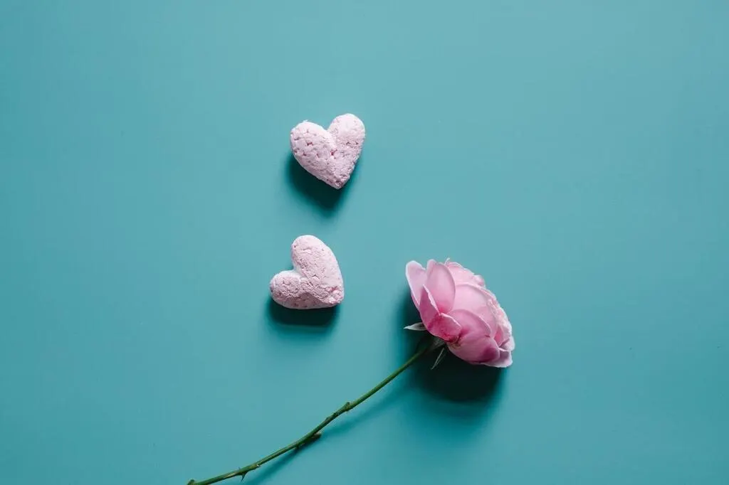 Pourquoi quelques mots bien choisis valent mieux qu’une rose rouge à la ...