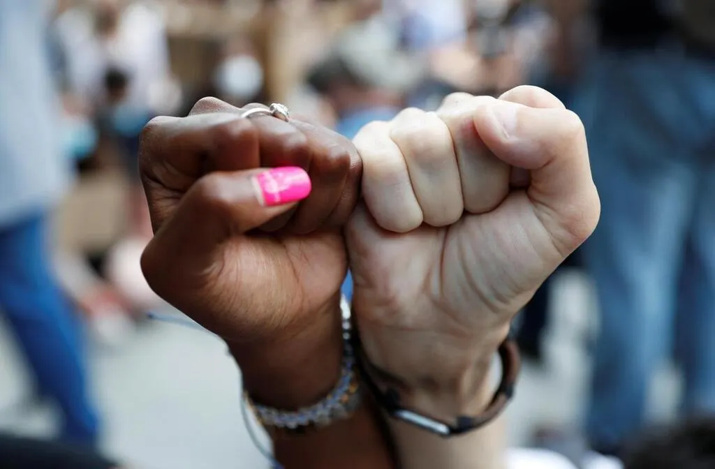 Plus de 90 % des personnes noires en France se disent victimes de ...