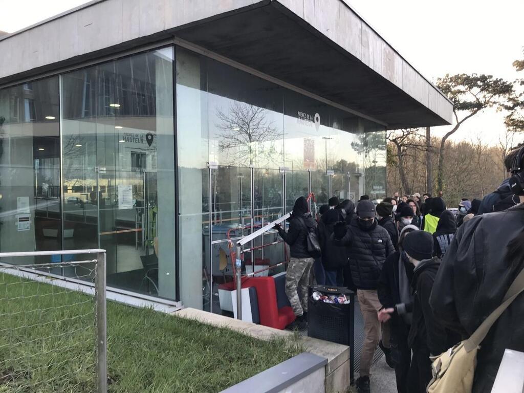 Contre La Réforme Des Retraites Des étudiants Bloquent Luniversité De