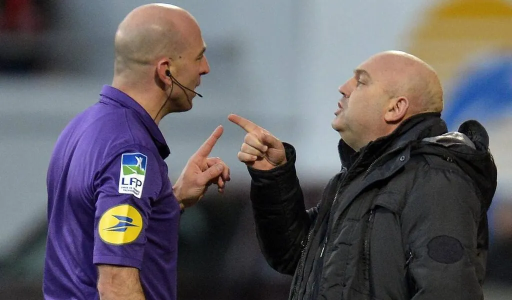 Football. Meilleur arbitre de Ligue 2 en 2021, Bartolomeu Varela radié ...