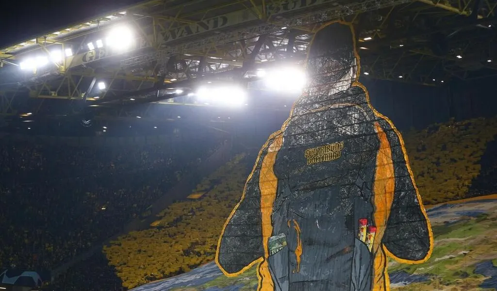 Ligue des champions. Le tifo grandiose déployé par le mur jaune avant ...