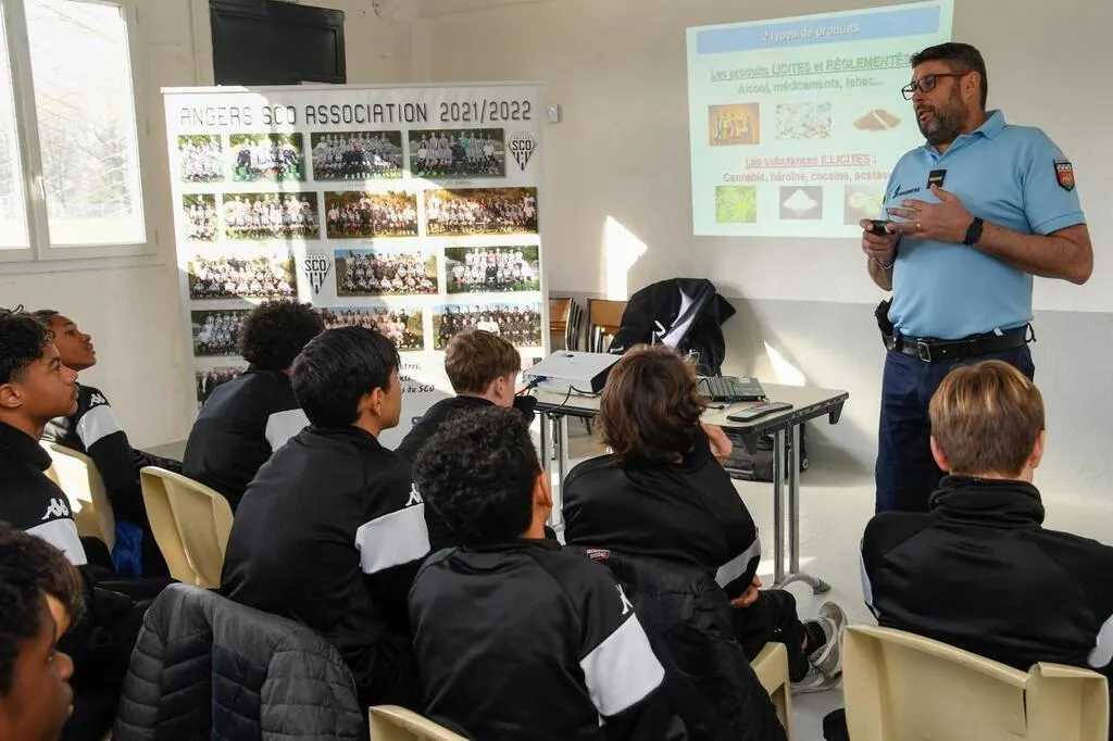 Des jeunes footballeurs d’Angers-SCO sensibilisés aux risques des ...