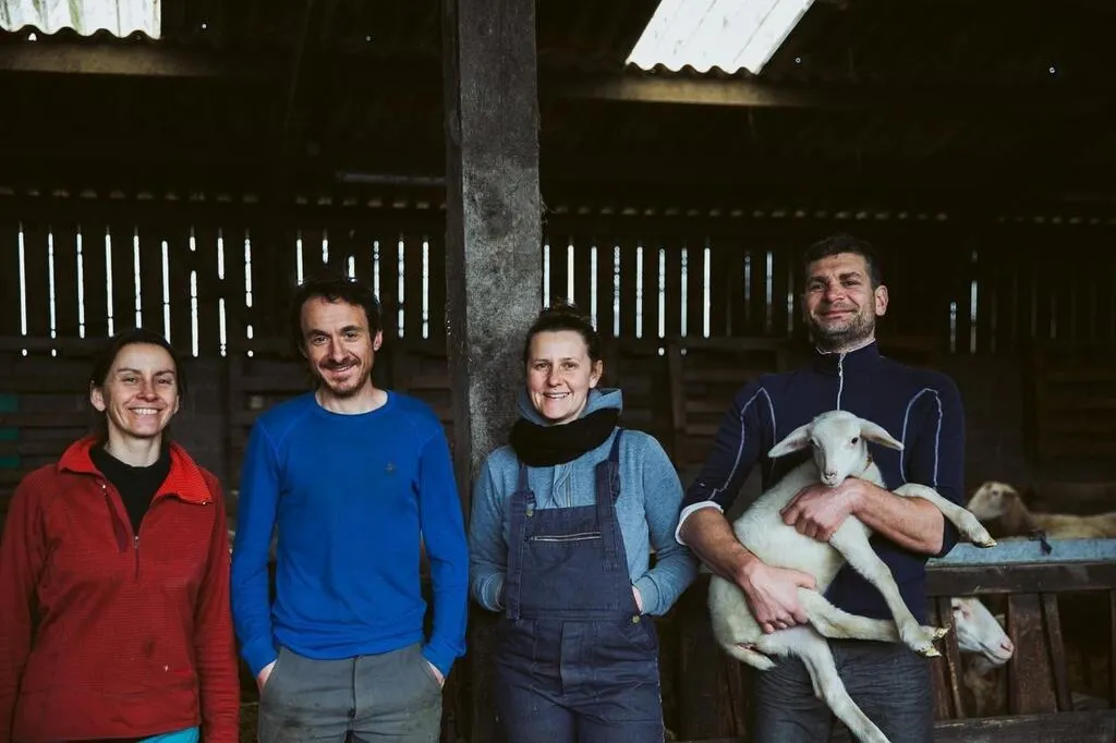 Marché à Ploërmel. Ils produisent des fromages au bon « Lait berbis ...