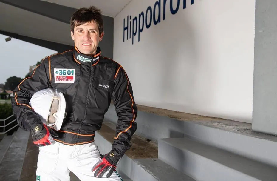 Le jockey Eric Raffin sur la touche après voir reçu un coup de genou de ...