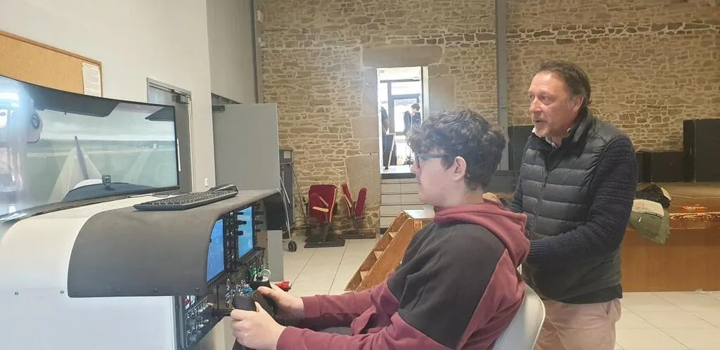 Navigation, GPS, radios... à Saint-Avé, les jeunes aux commandes d’un simulateur de vol ...