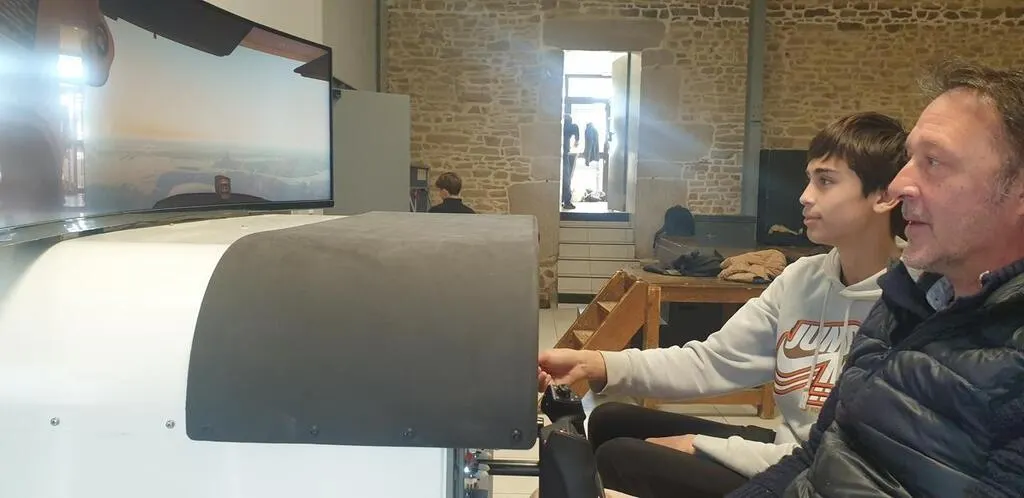 Navigation, GPS, radios... à Saint-Avé, les jeunes aux commandes d’un simulateur de vol ...