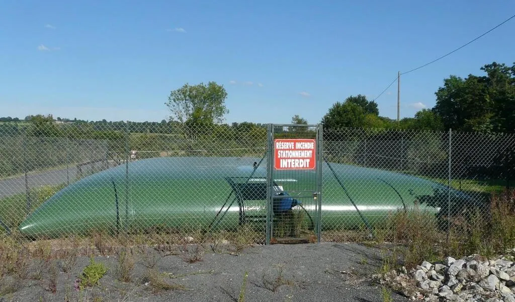 Une réserve à incendie se vide : 120 000 litres d’eau se déversent dans ...