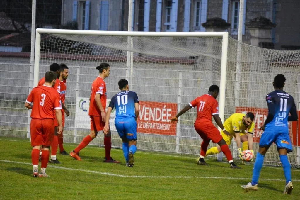 Coupe Des Pays De La Loire Fontenay Le Comte Piégé à Mûrs Érigné Et