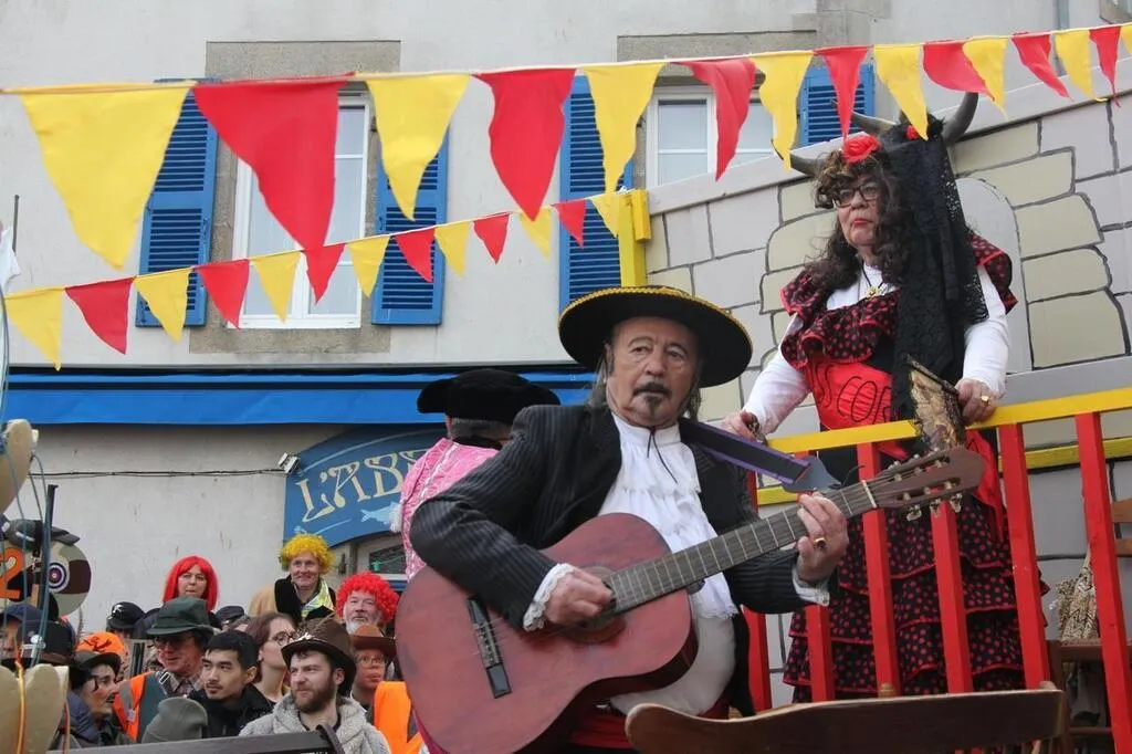 EN IMAGES. Aux gras de Douarnenez, un défilé haut en couleur et des ...