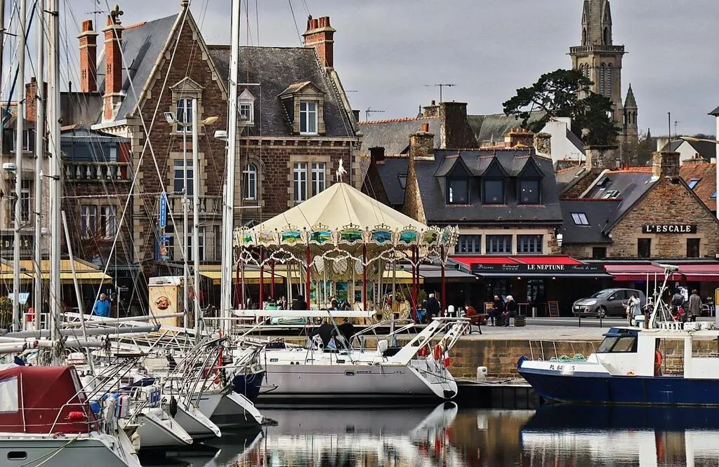 À Paimpol, les vacances riment avec un petit tour de carrousel - Saint ...