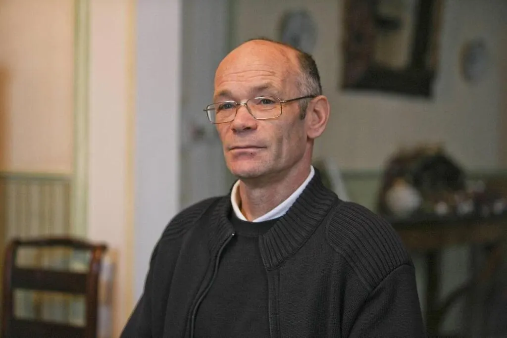 Condamné pour pédocriminalité, Max de Guibert reste prêtre, mais ne ...