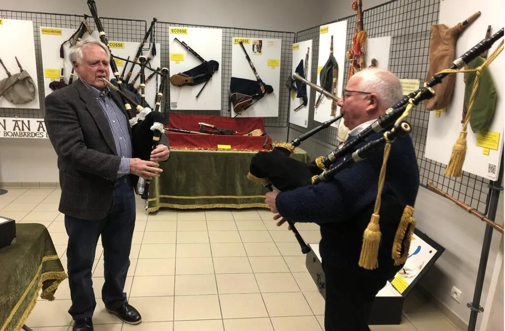 Riantec. Une exposition intitulée Binious et bombardes du monde ...