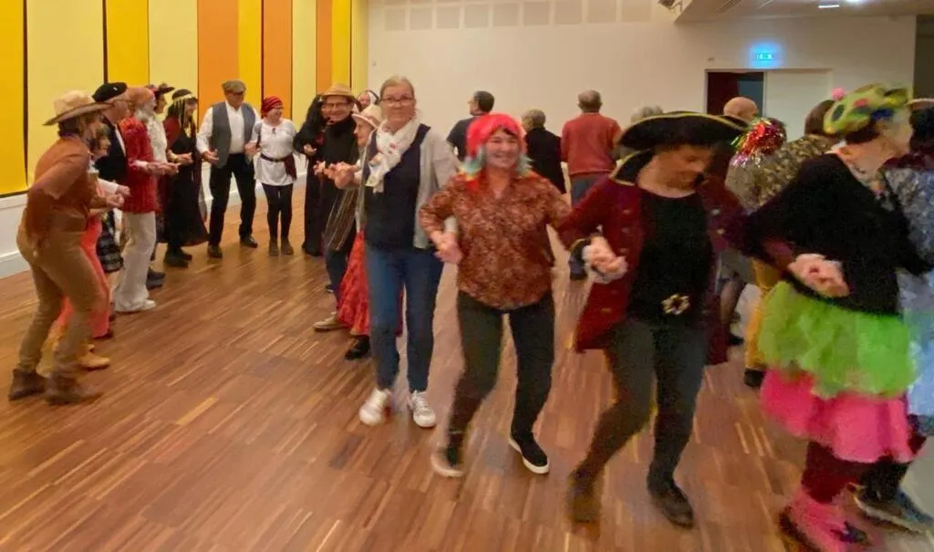 Ploudalmézeau. Des costumes bariolés pour le carnaval de Dansal e ...