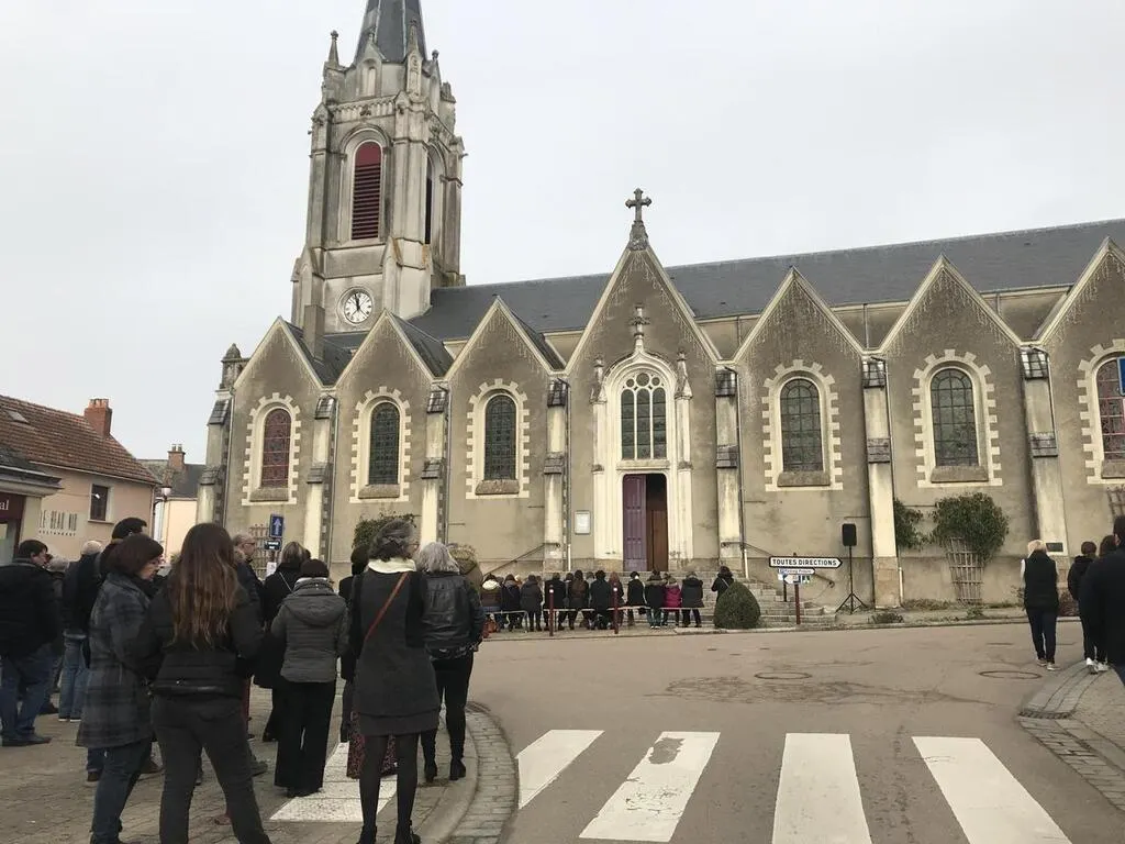 À Sucé-sur-Erdre, la foule aux obsèques du maire Jean-Louis Roger - La ...