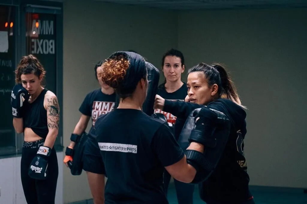 MMA : pionnière de la discipline en France, Tevi Say coache une équipe ...
