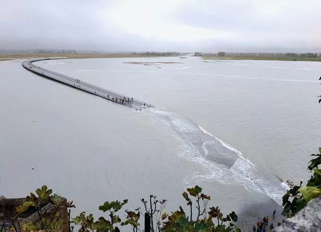 Le Mont-Saint-Michel redevient une île pendant les grandes marées ...