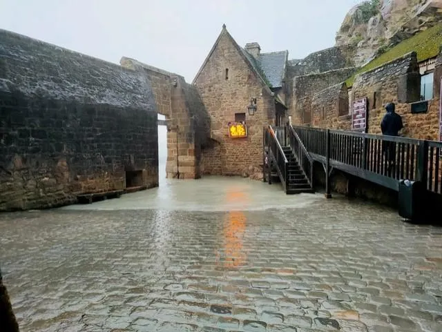 Le Mont-Saint-Michel redevient une île pendant les grandes marées - Caen.maville.com