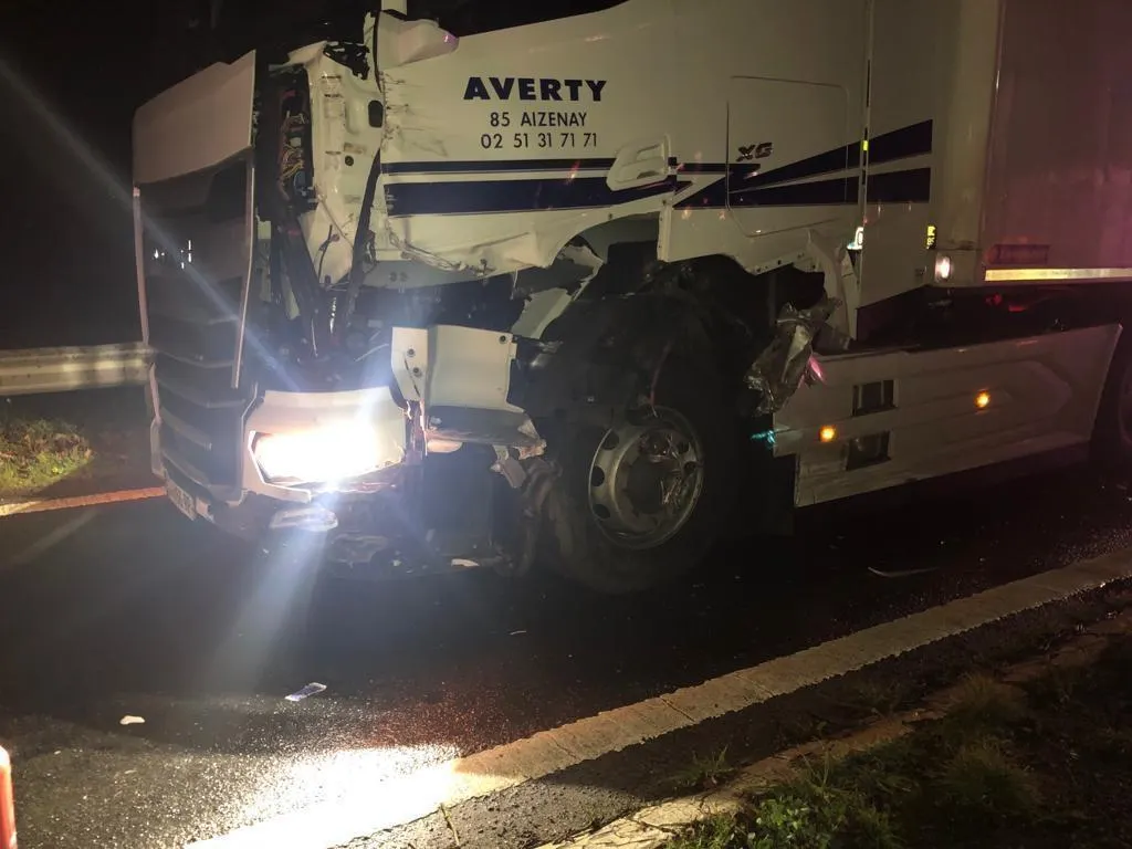 Accident à la Flèche. Un blessé lors d’une collision entre un poids lourd et un véhicule - Le ...