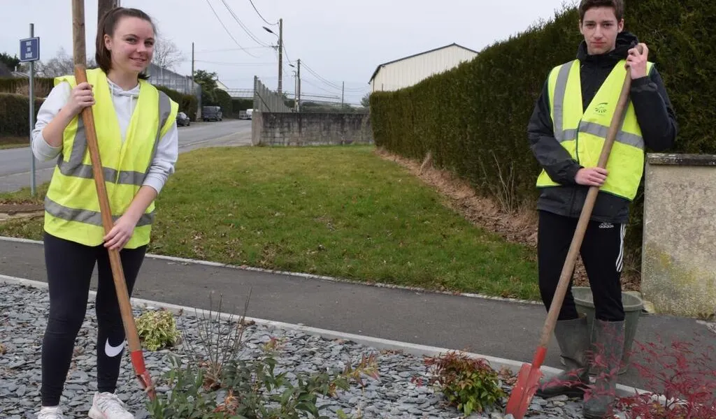 Le Bourgneuf-la-Forêt. Maëva et Léo ont participé au chantier Argent de ...