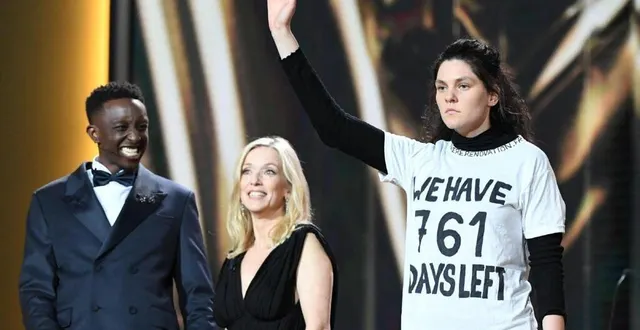 48e cérémonie des César. Une activiste monte sur scène avec un message ...