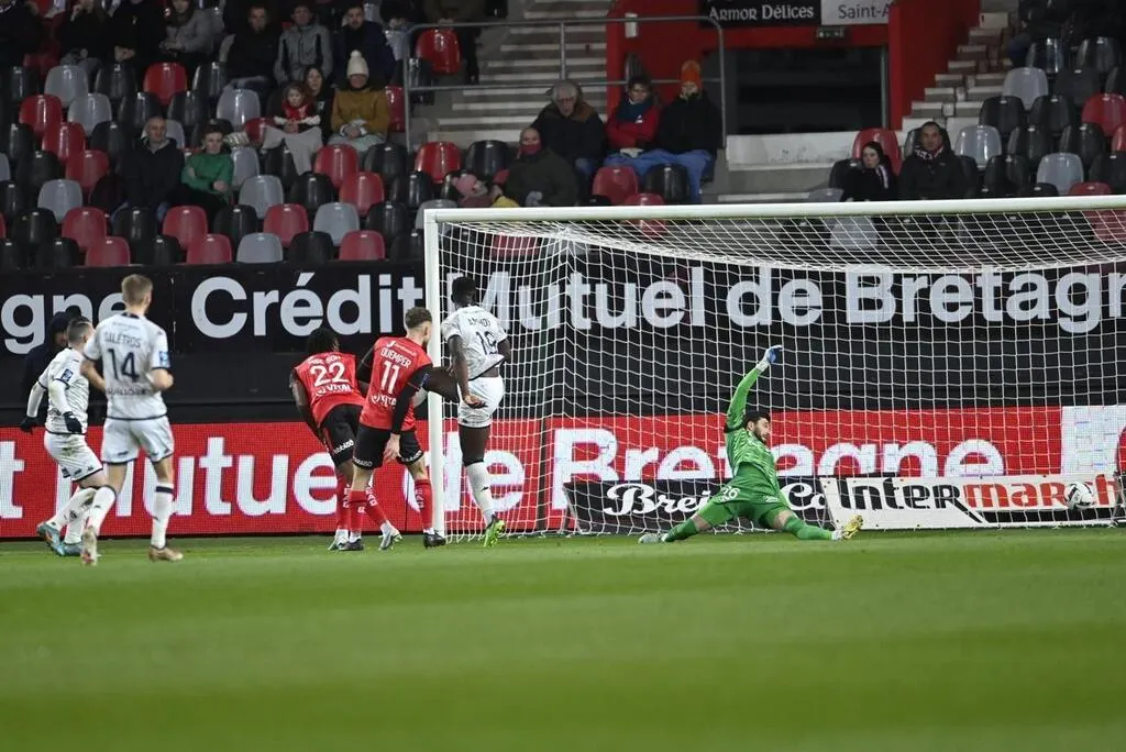 Ligue 2. Caen s’impose à Guingamp, Laval perd à domicile… Ce qu’il faut retenir du multiplex ...