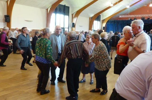 Écommoy. Un groupe de résidents au thé dansant - Le Mans.maville.com