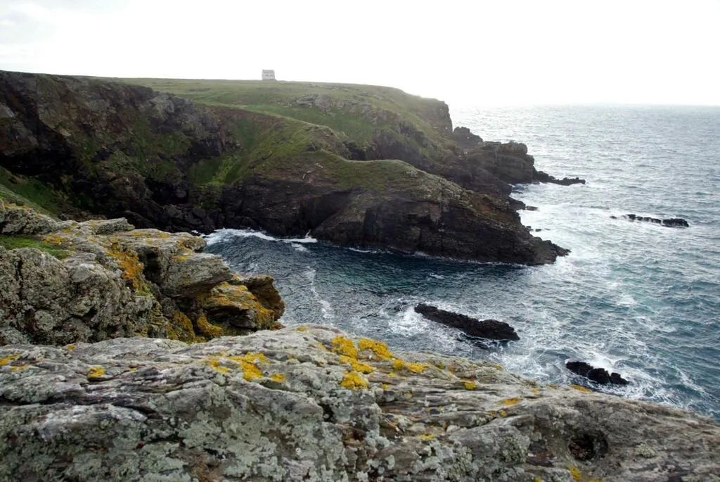 Une balade pour découvrir Groix, ses bruyères, ses côtes rocheuses, ses ...