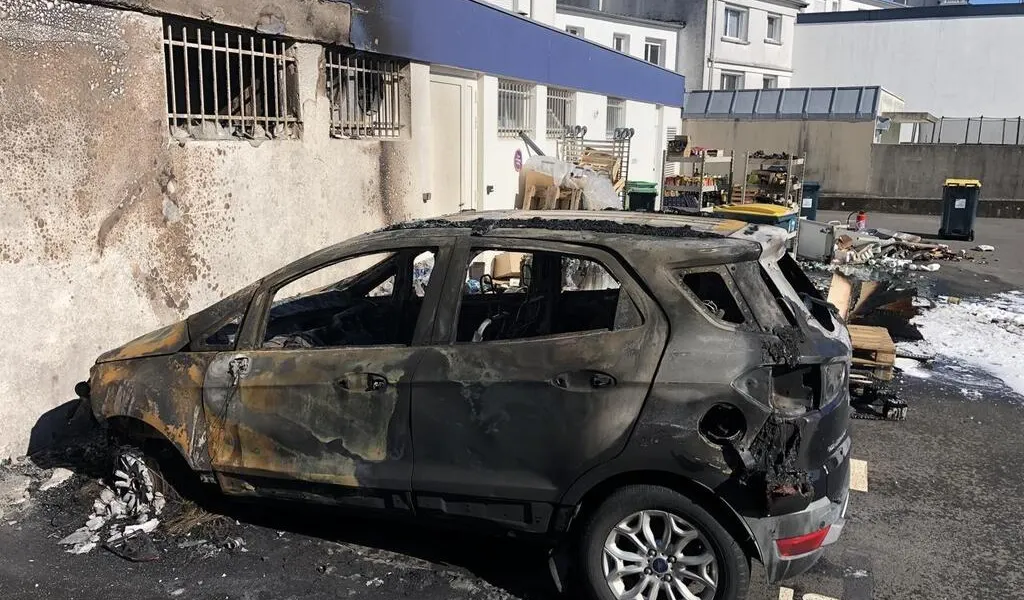 Lorient. Un feu de voiture se propage au Carrefour Express rue de ...