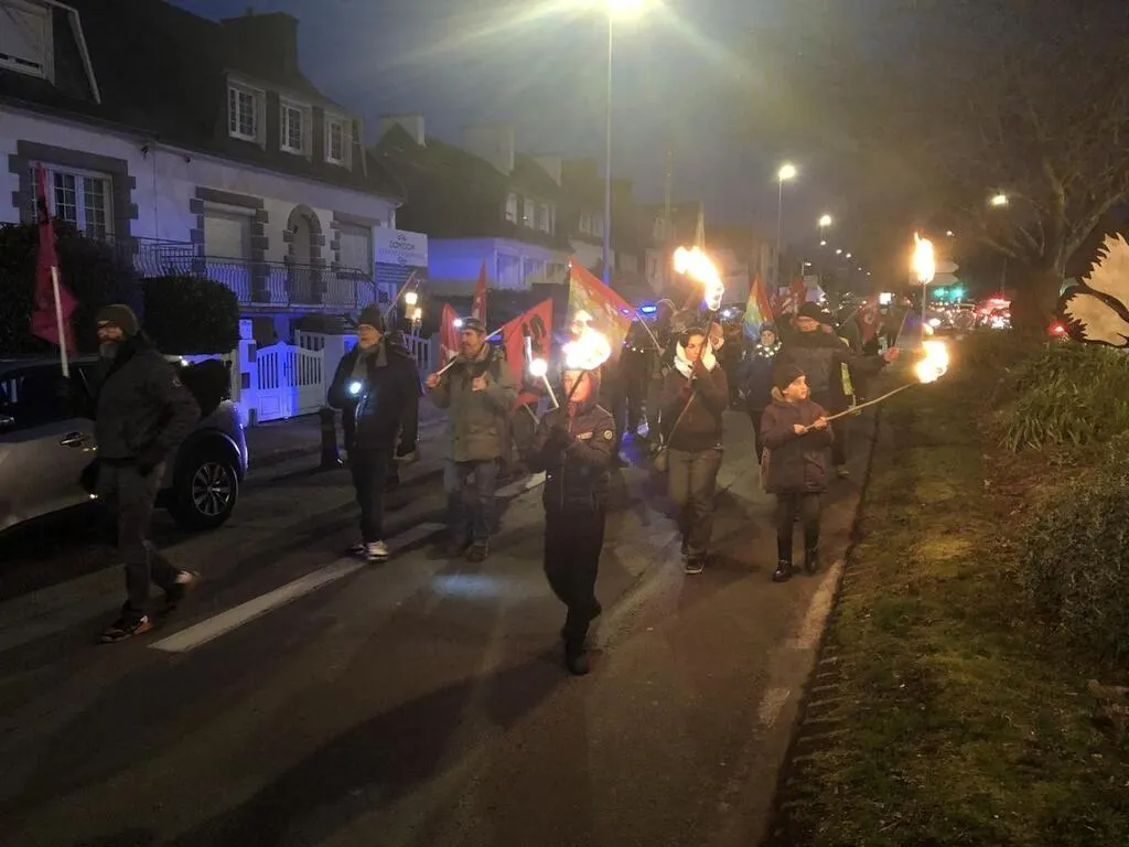 Quimper. Une marche aux flambeaux pour protester contre la réforme des ...