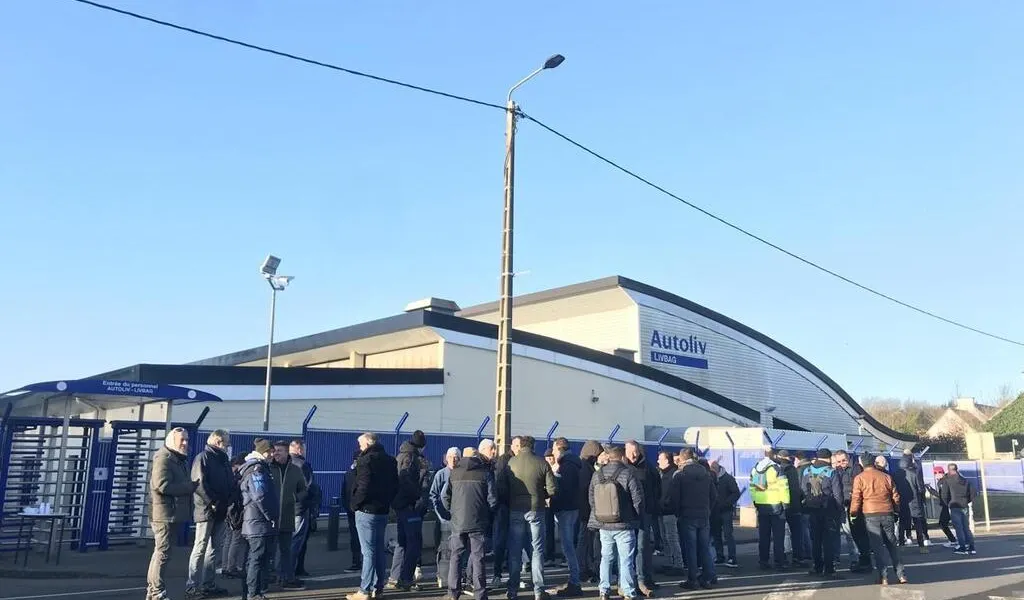 À Pont-de-Buis, plusieurs dizaines de salariés d’Autoliv cessent le ...