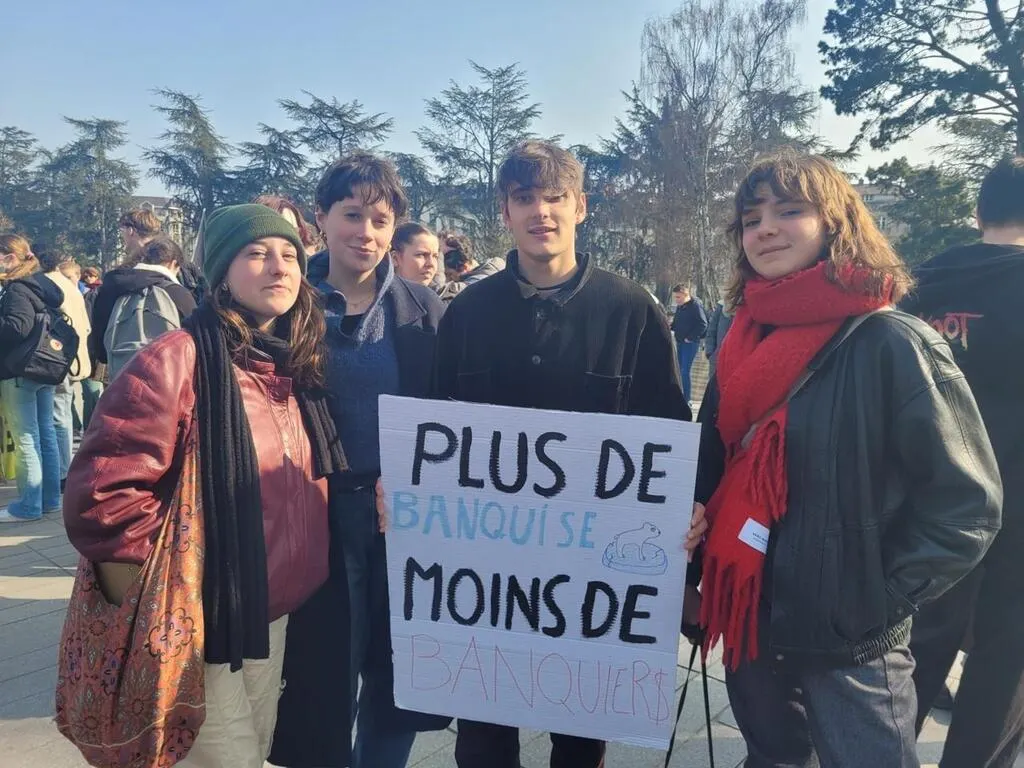 Des centaines de jeunes défilent pour le climat dans les rues de Nantes ...
