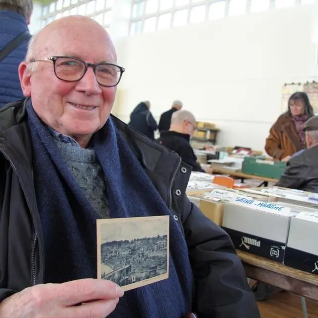 Enfant lors des bombardements de 1944, André est un passionné de cartes ...